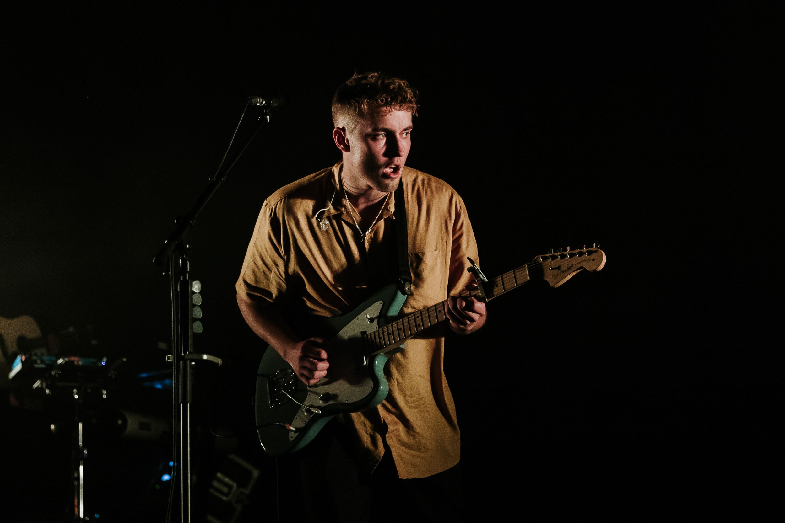 Watch Sam Fender appear on the latest episode of Saturday Night ...