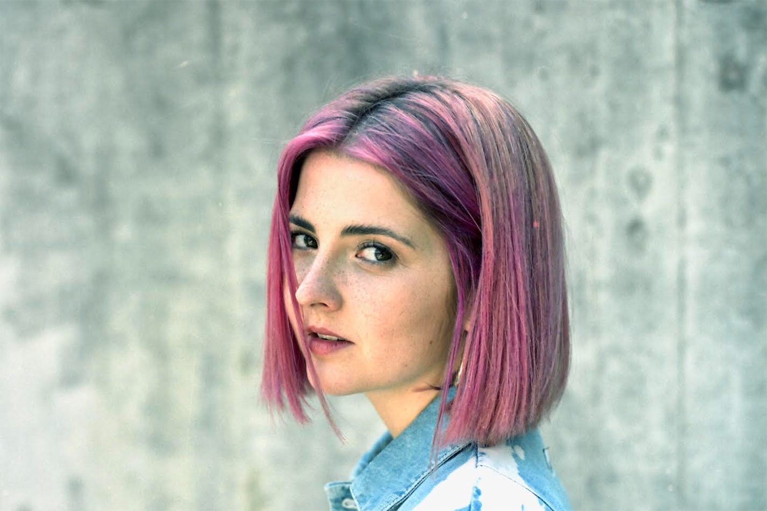 Emily Burns explores split-screen for her new ‘Is It Just Me?’ video - Dork