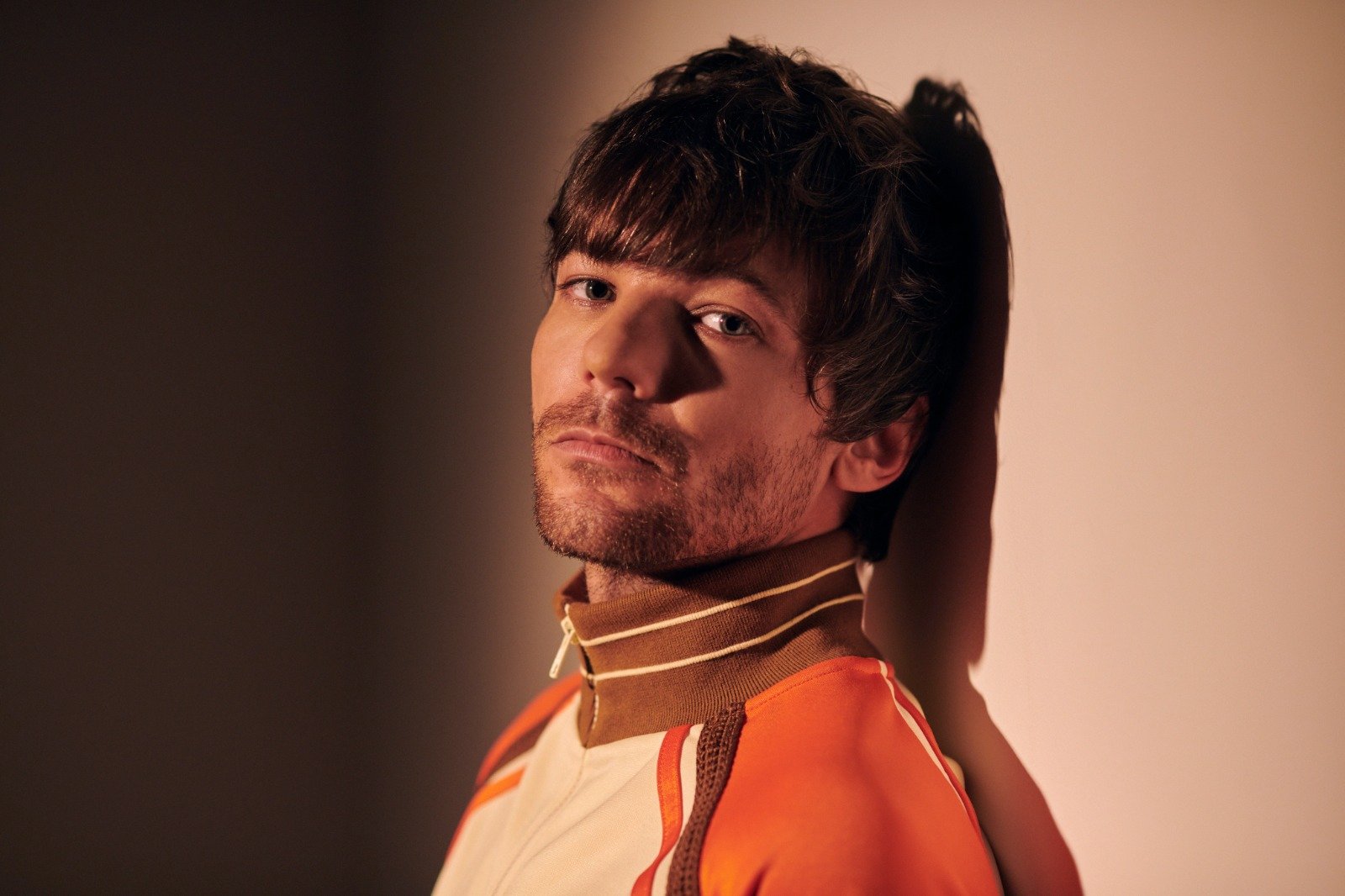 Louis Tomlinson has shared the video for latest single, 'Bigger Than Me ...