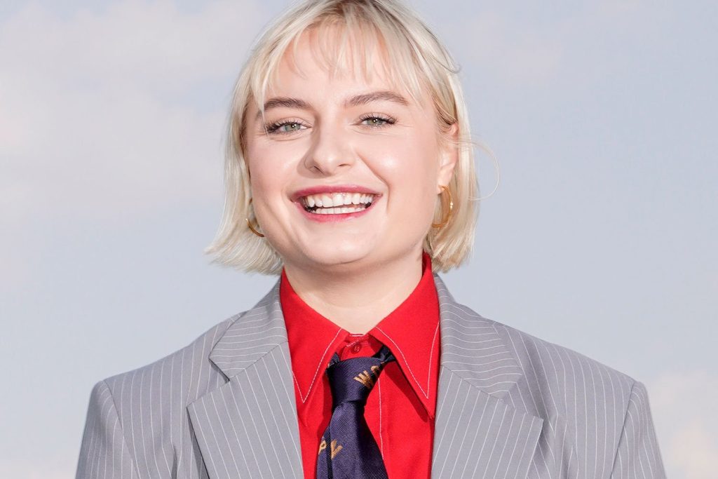 Låpsley has debuted a brand new single, ‘Smoke and Fire’ - Dork