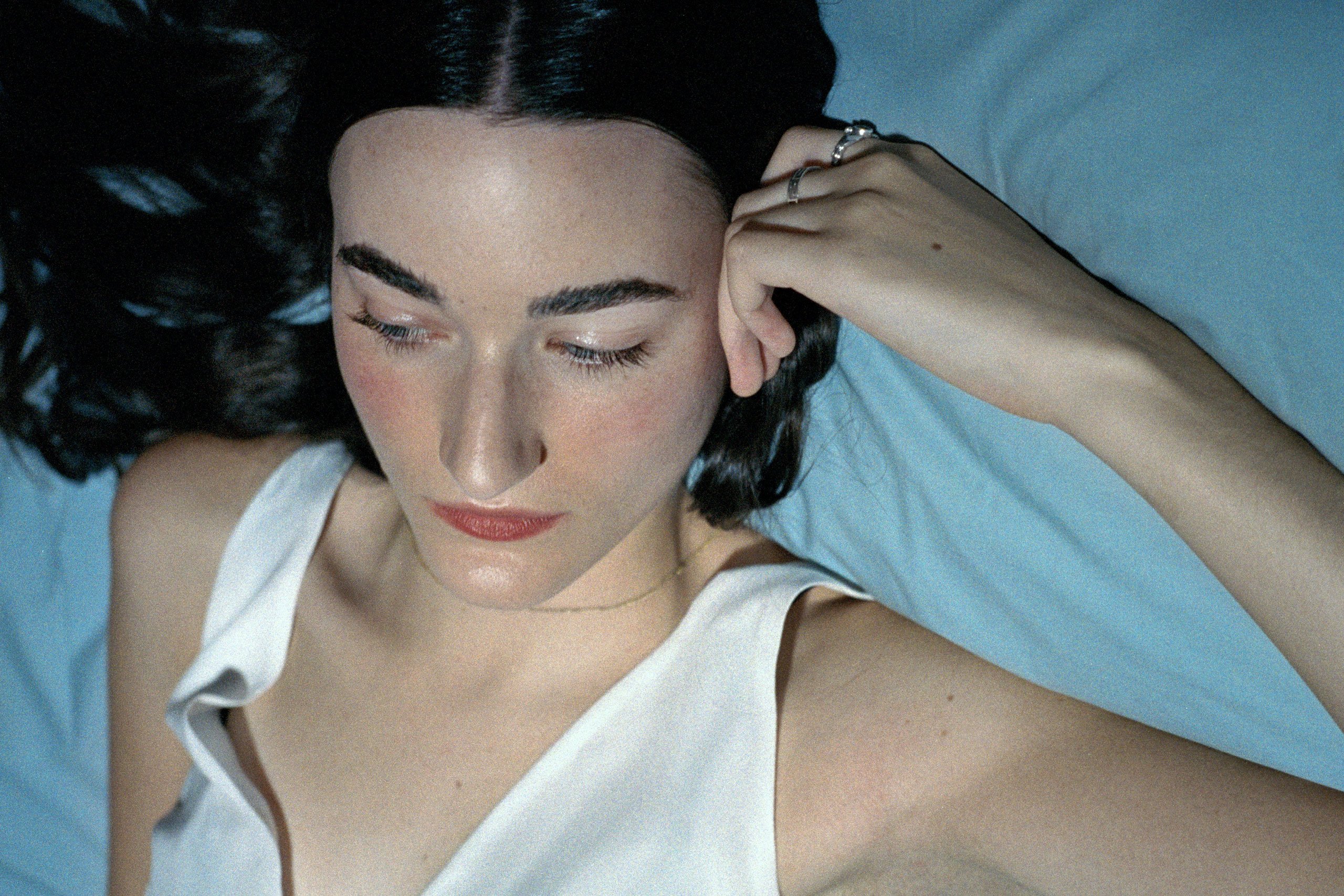 Buzzy newcomer Etta Marcus has shared a brand new track, 'Nosebleed' | Dork