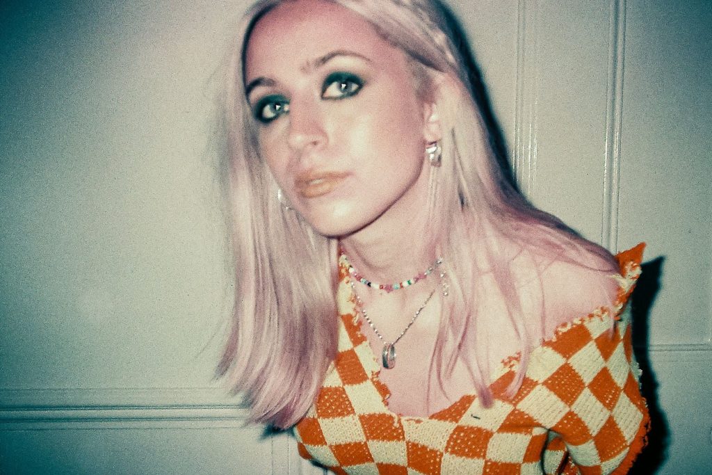 Lizzie Esau has shared a vulnerable new single, ‘Stay on the Phone’ - Dork