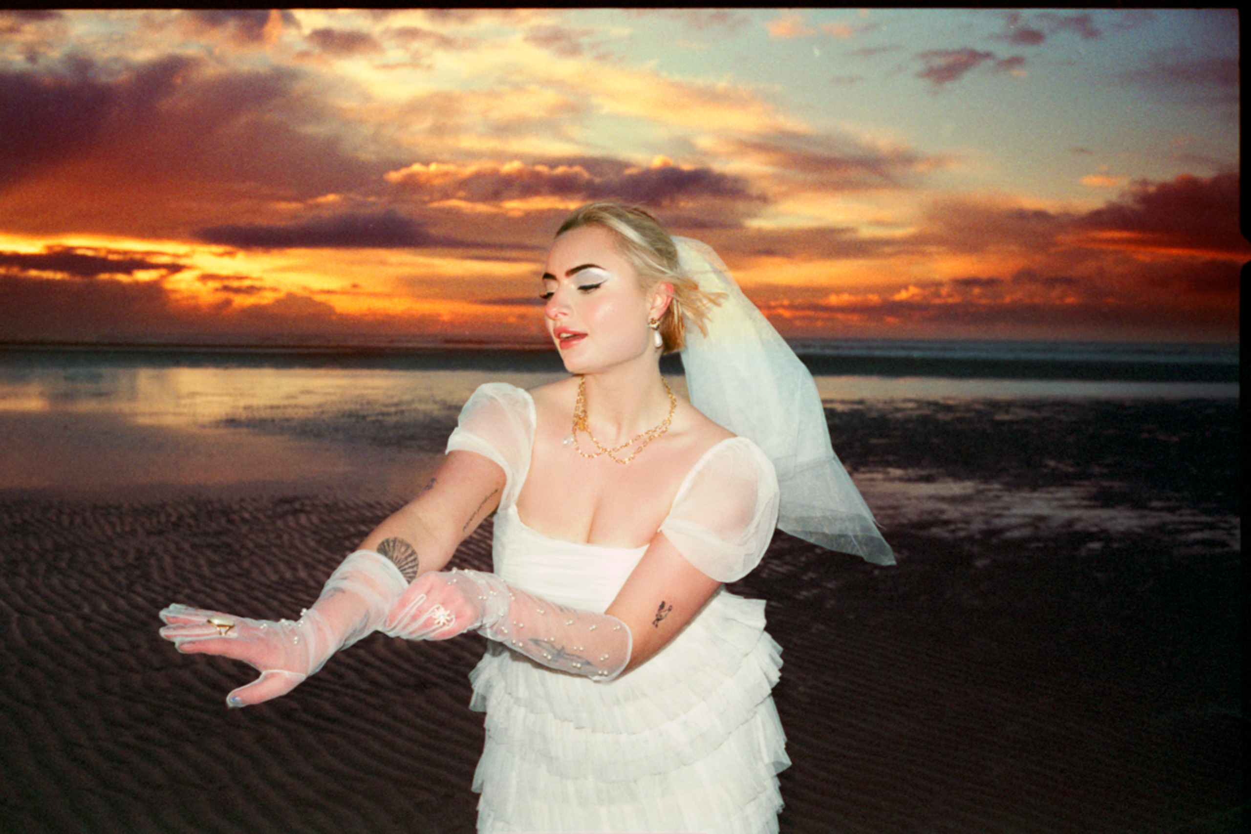 Låpsley has released a new double-single ahead of her new EP, due in ...