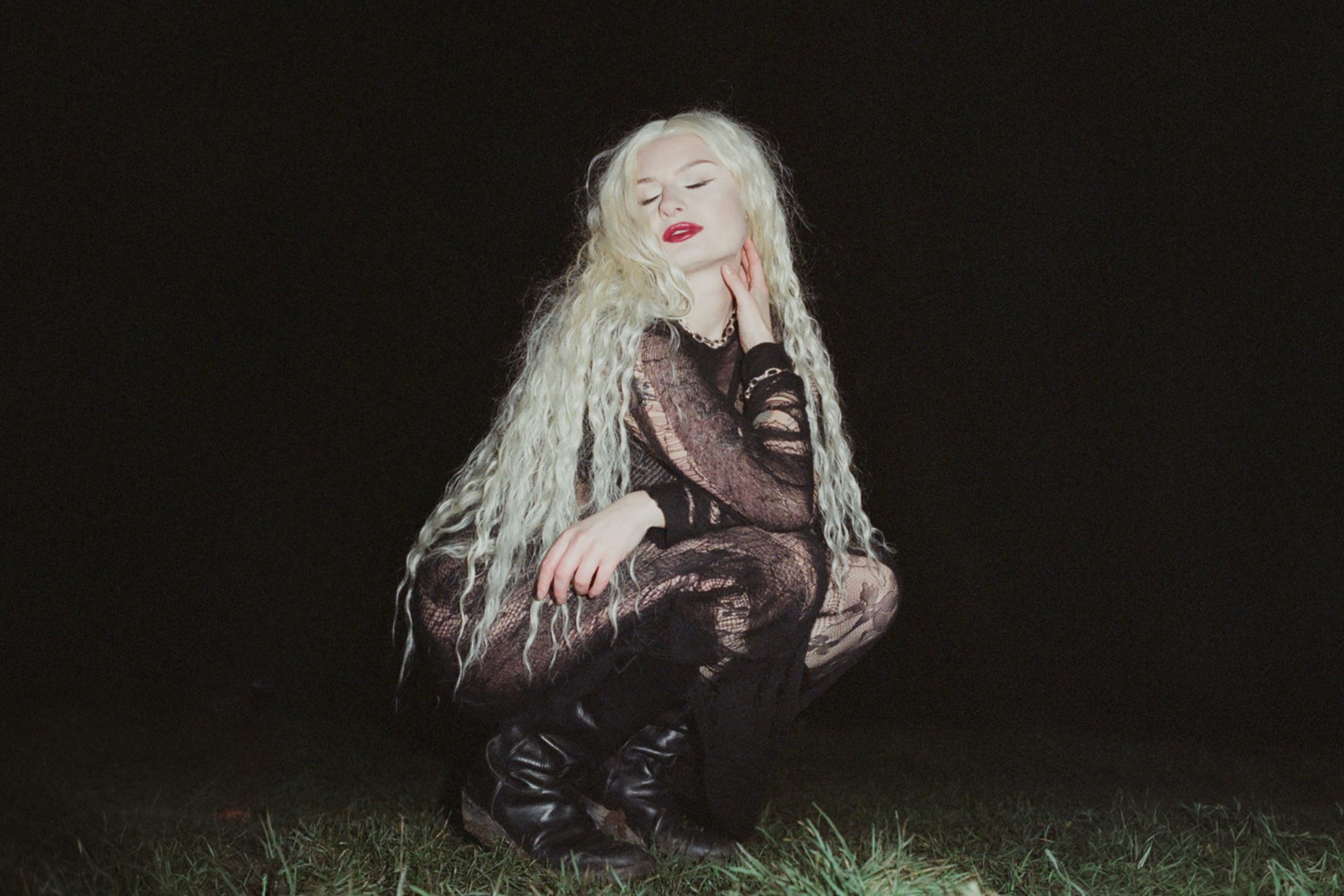 Låpsley has announced her independent fourth album and shared new ...