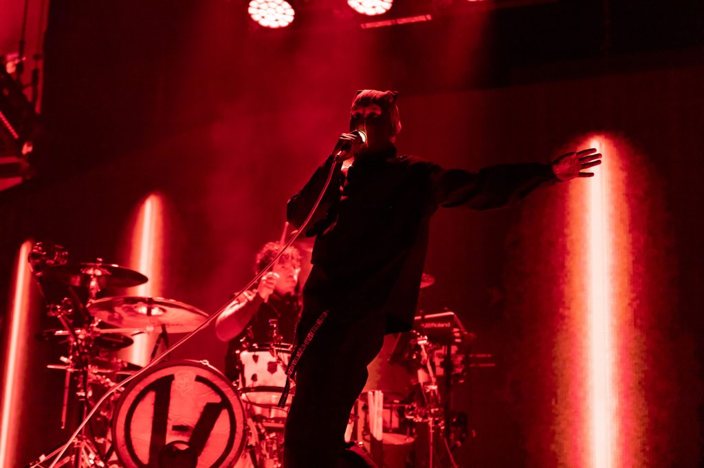 Twenty One Pilots transform London's O2 Arena into a dystopian theatre ...