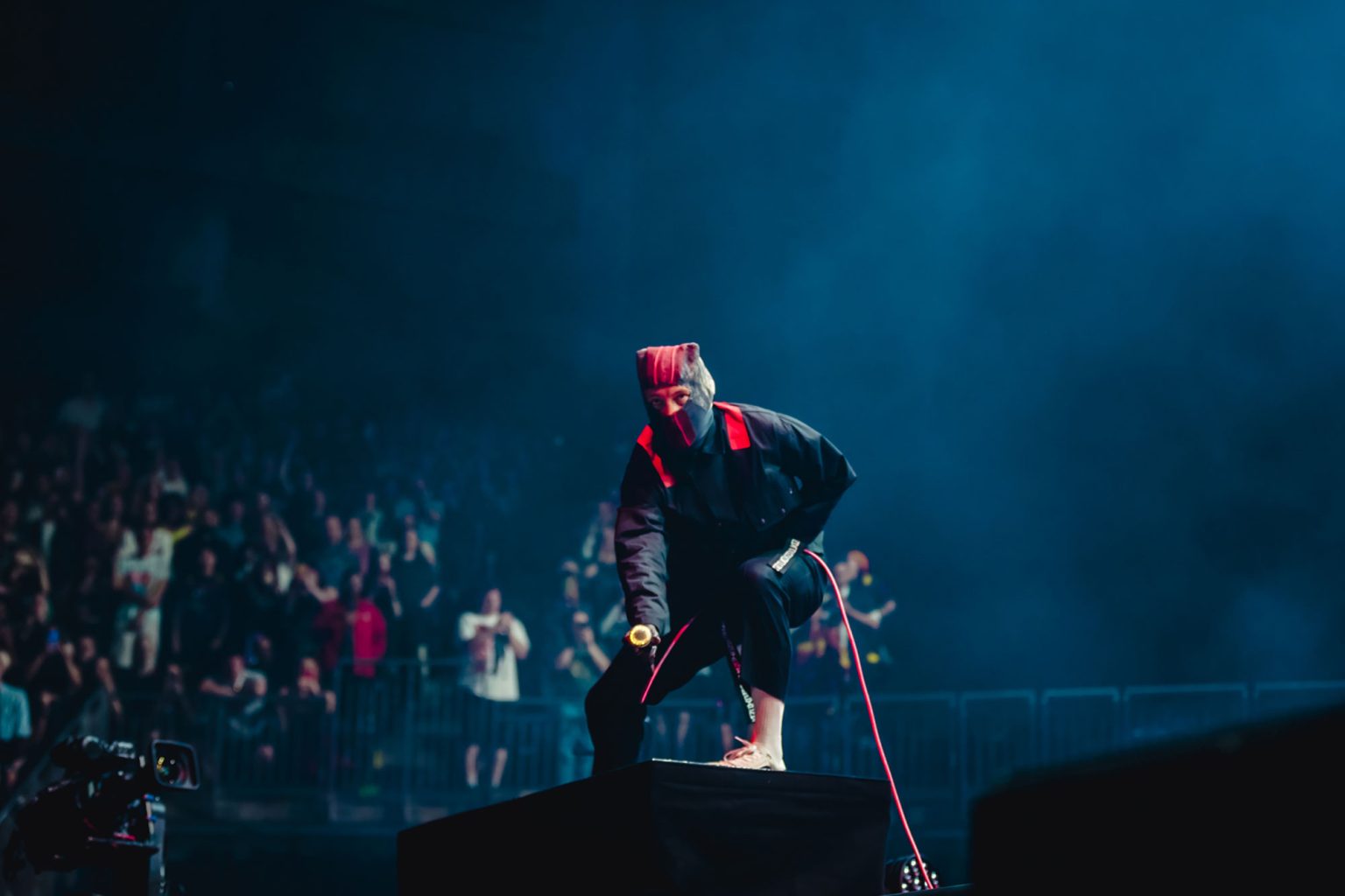 Twenty One Pilots transform London's O2 Arena into a dystopian theatre ...