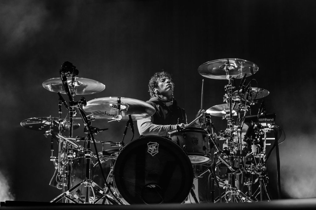 Twenty One Pilots transform London's O2 Arena into a dystopian theatre ...