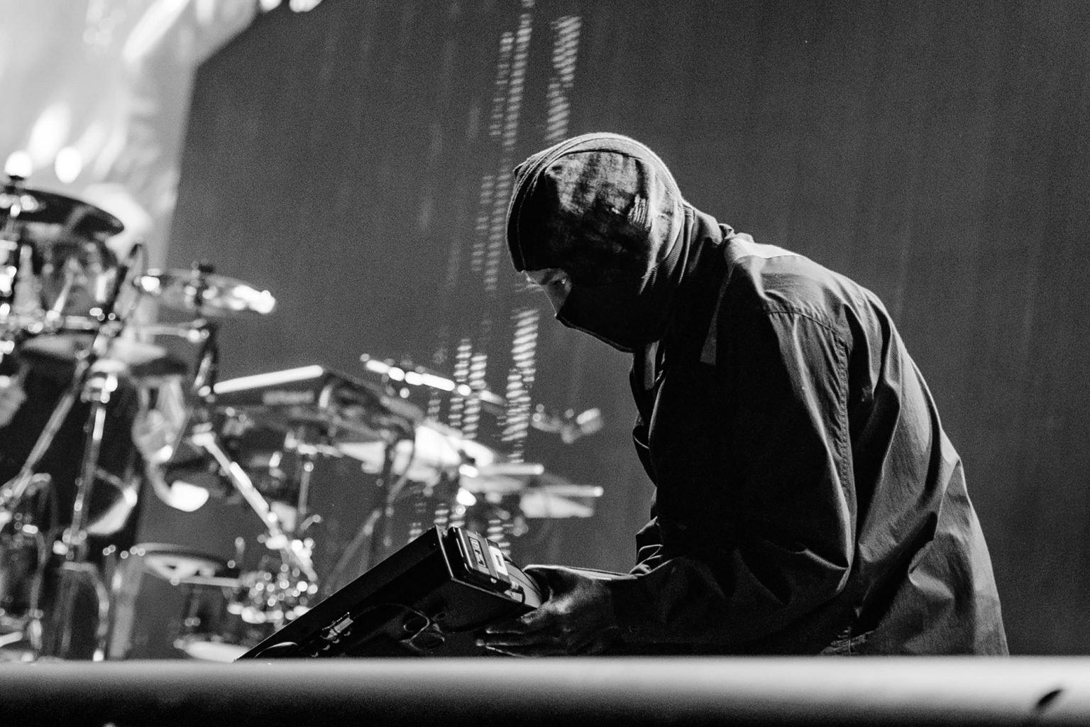 Twenty One Pilots transform London's O2 Arena into a dystopian theatre ...