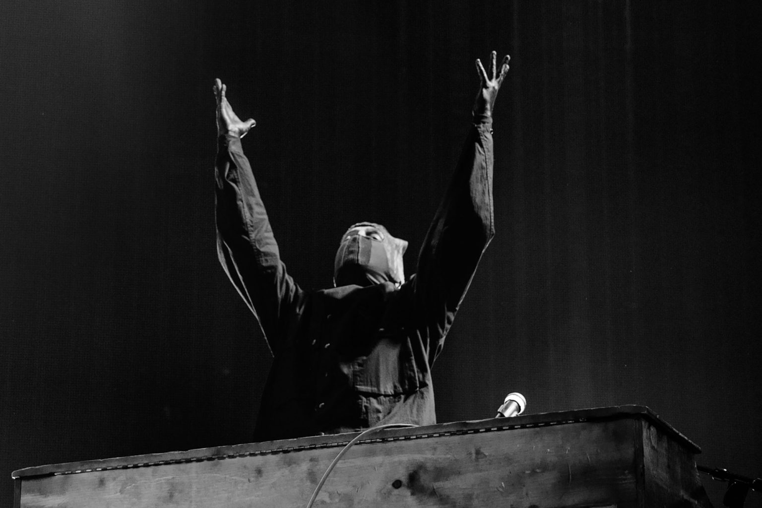 Twenty One Pilots transform London's O2 Arena into a dystopian theatre ...