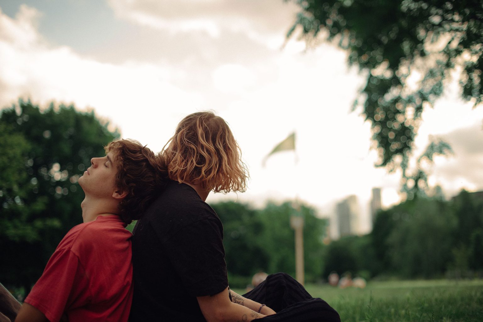 David Byrne and Robyn perform surprise duet at SNL 50th anniversary ...